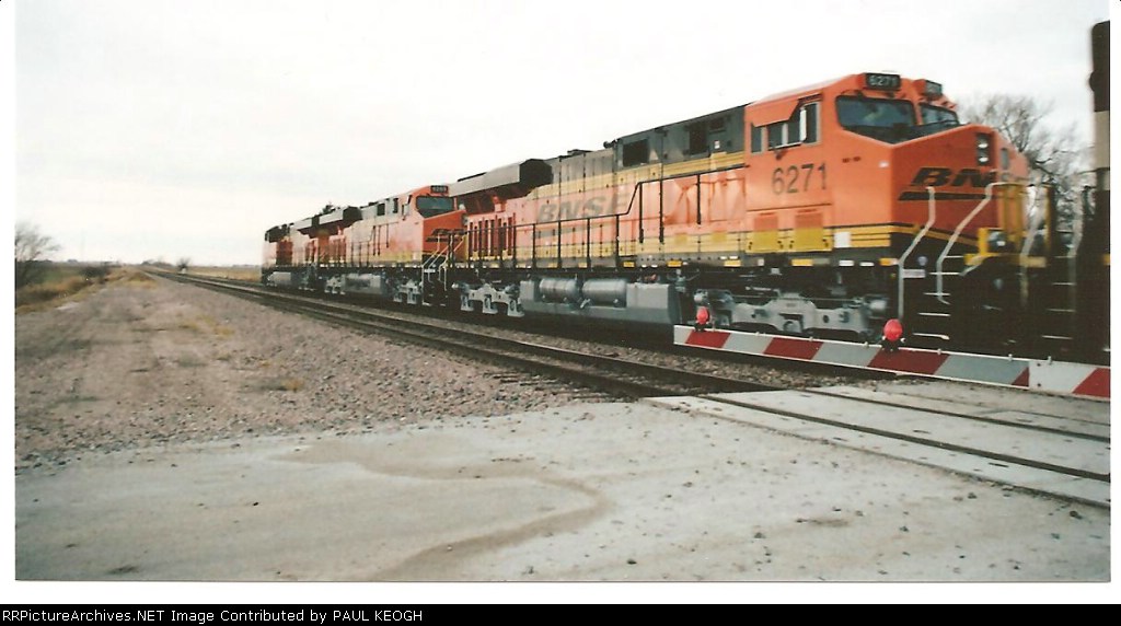 BNSF 6272/BNSF 6269/BNSF 6271 pass me roll west at the crossing.